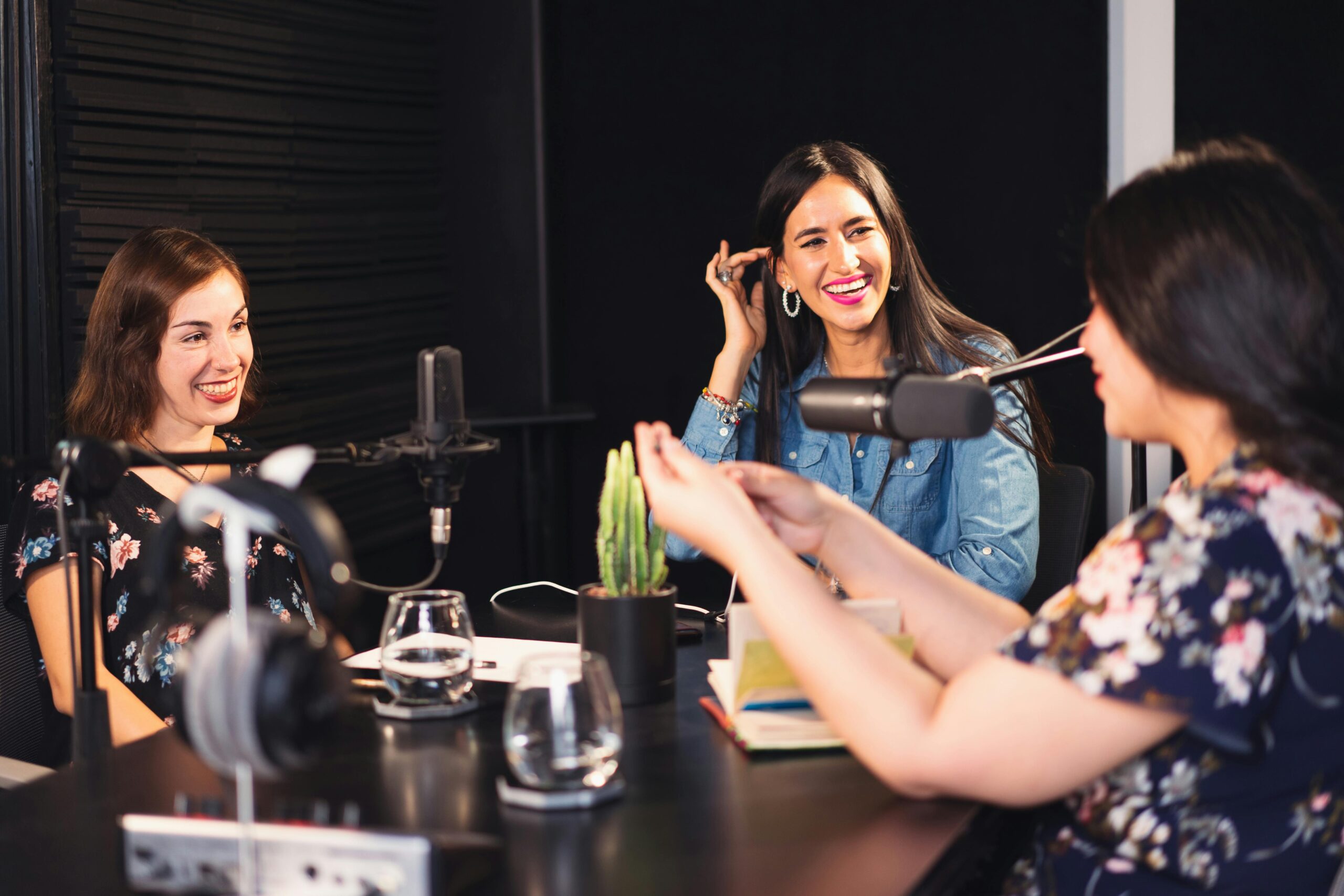 Podcast Table: Top 7 Best Tables for Podcasting (2025)